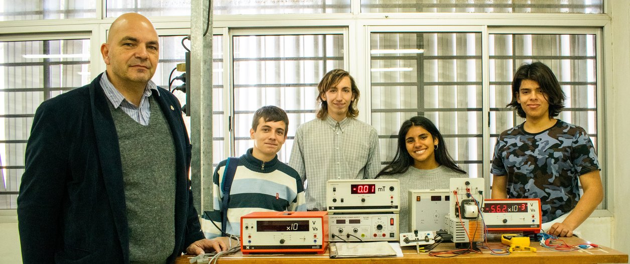 Estudiantes de la Institución Escuti en FAMAF - Facultad de Astronomía ...